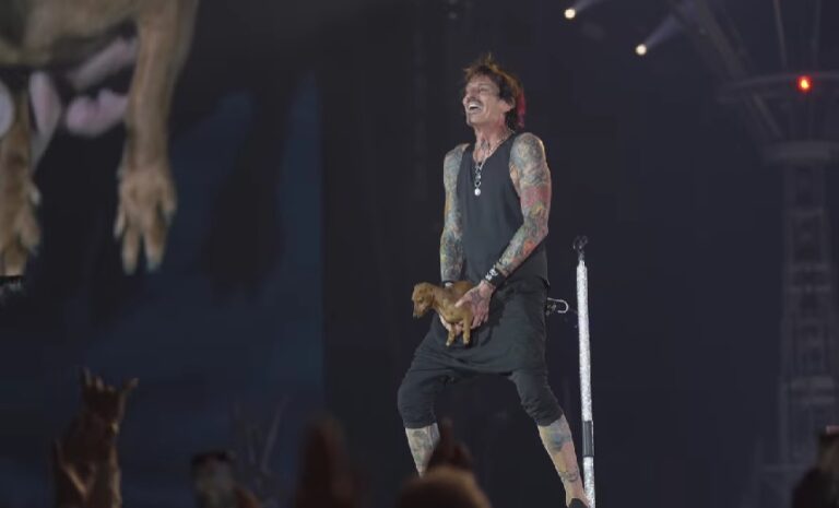 TOMMY LEE Pulls Out His 'Wiener' Onstage During MÖTLEY CRÜE's Concert ...