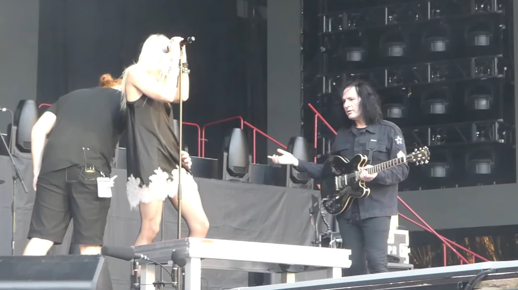 THE PRETTY RECKLESS Singer TAYLOR MOMSEN Bitten By Bat During Concert In Spain (Video)