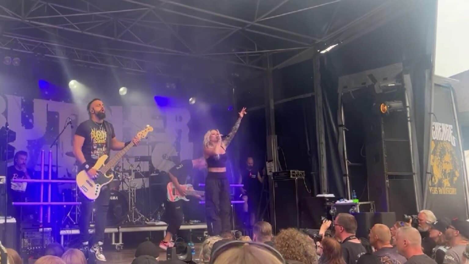 BUTCHER BABIES Play First Concert Since Singer CARLA HARVEY's Departure ...