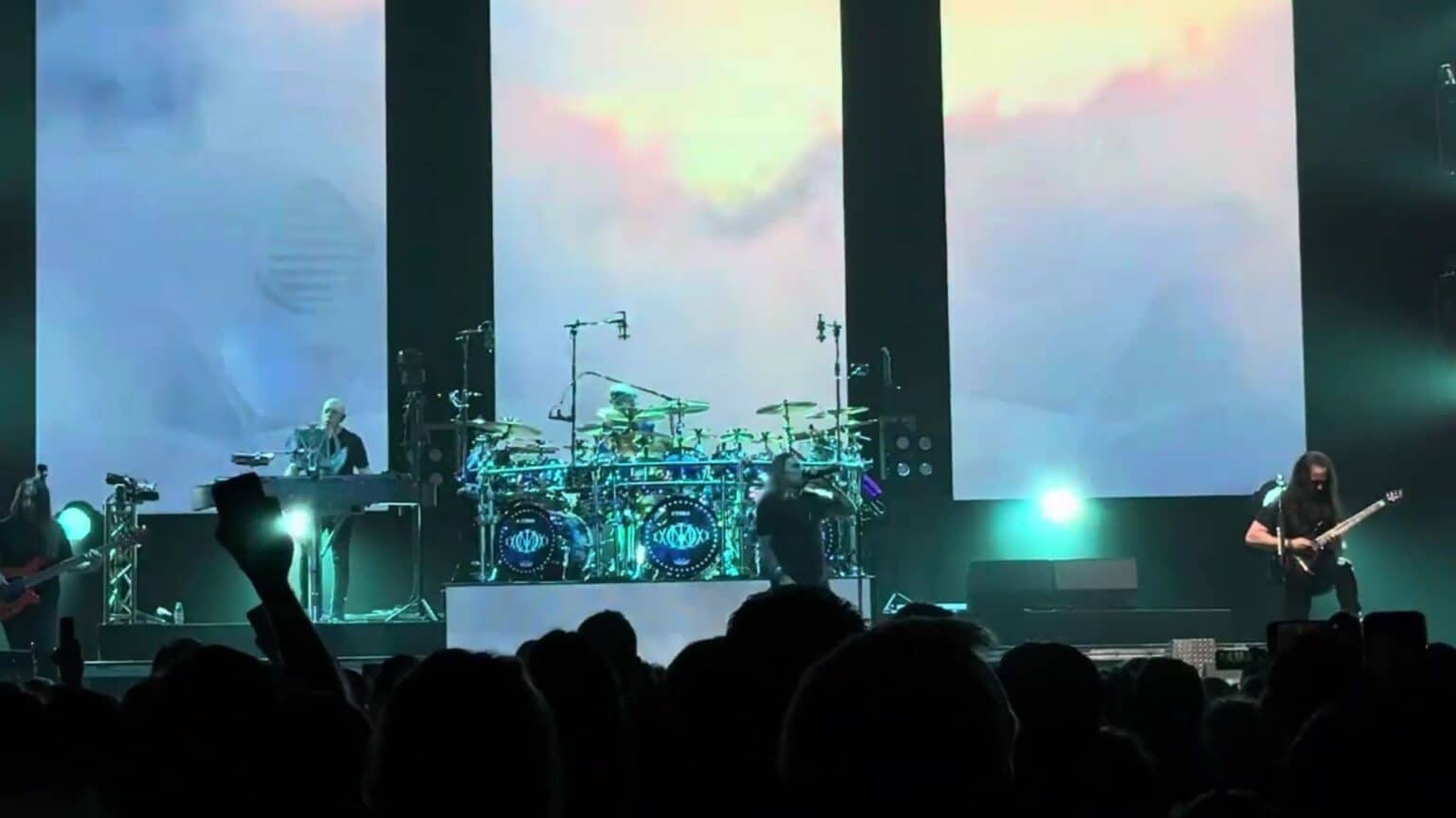 DREAM THEATER Plays First Concert With MIKE PORTNOY In 14 Years (Video)