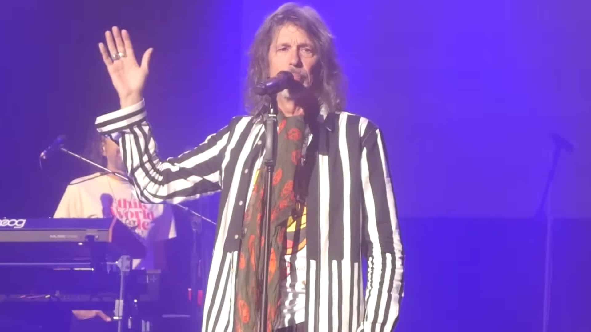 KELLY HANSEN Bids A Heartfelt Farewell To FOREIGNER At His Final Show ...